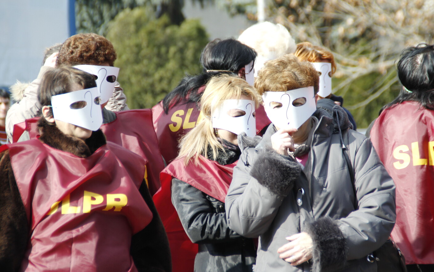 Protest cu masti la Hunedoara. Angajatii Postei Romane si-au spus ... Protest cu masti la Hunedoara. Angajatii Postei Romane si-au spus ...