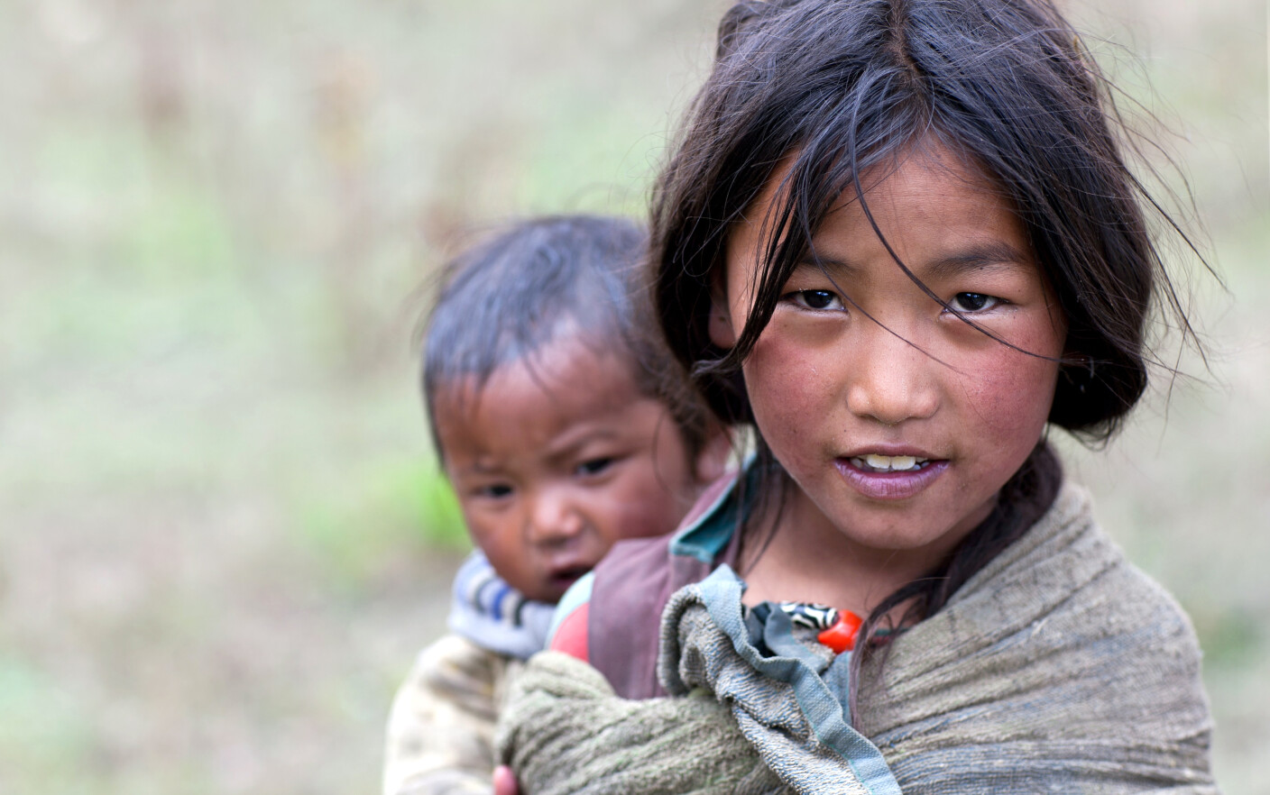 Chinul prin care trec zilnic copiii dintr-un sat din Nepal, ca sa ...