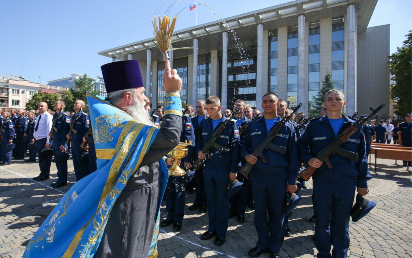 Preoţi din Rusia, antrenaţi pentru război. "Ce te faci dacă nu ştiu să ...