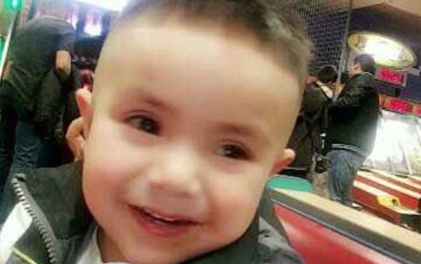 Copil de doi ani, decapitat de tatăl nervos că nu poate să se ...