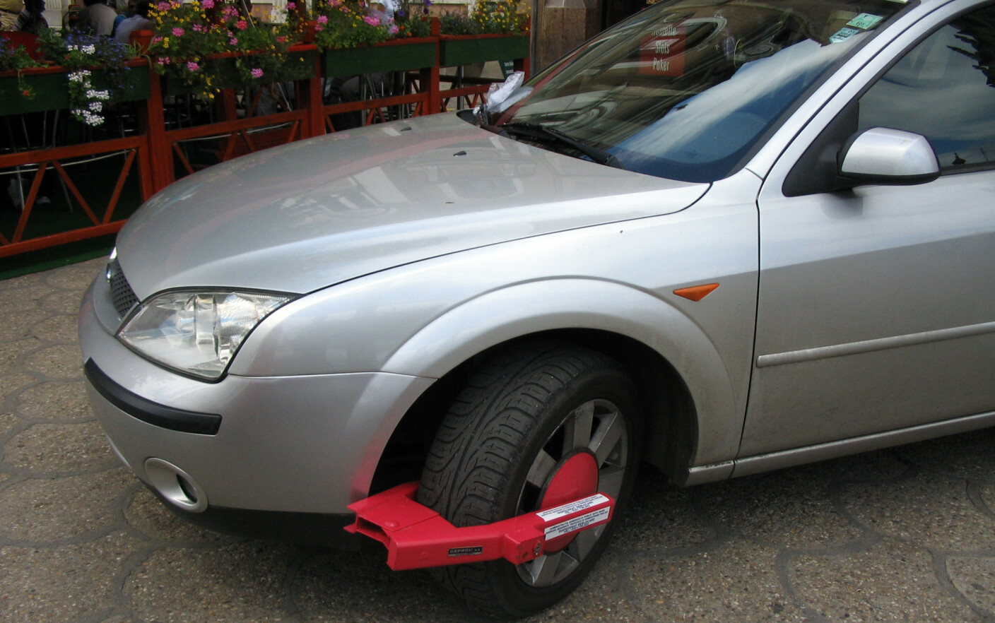 Roți blocate la mașinile parcate neregulamentar în sectorul 4. Cât vor ...