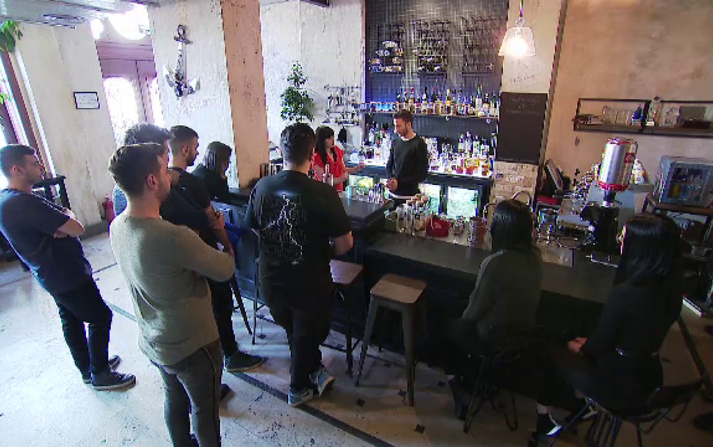 Criză de barmani în România. Ce trebuie să știe un barman sau un ...