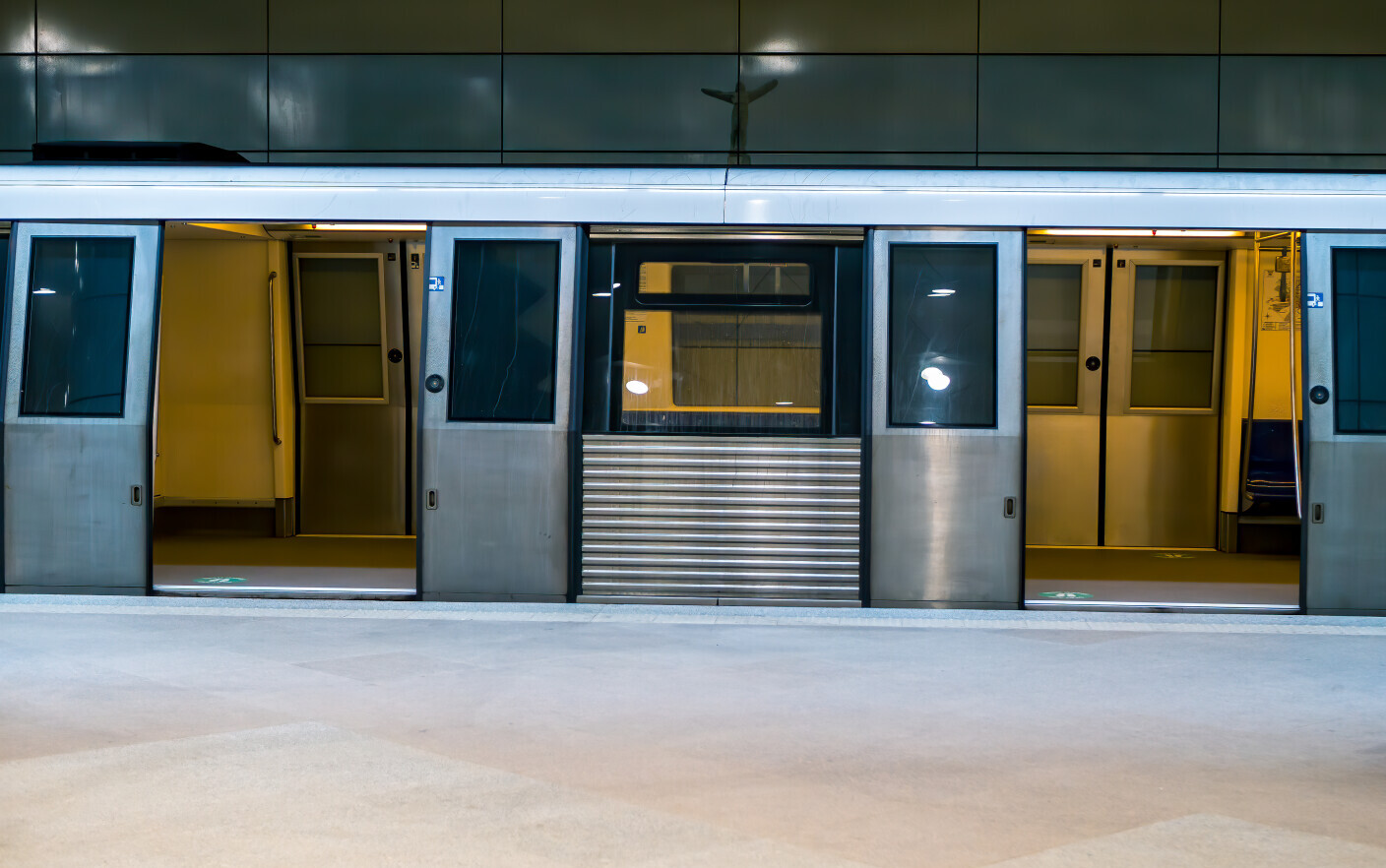 Posibilă tentativă de sinucidere la stația de metrou Lujerului ...