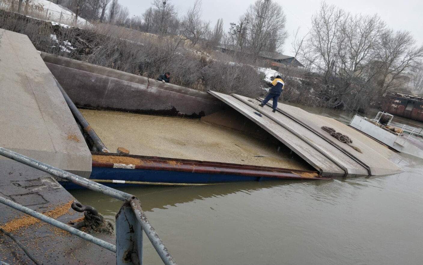O barjă românească s-a scufundat în portul Reni din Ucraina. GALERIE ...