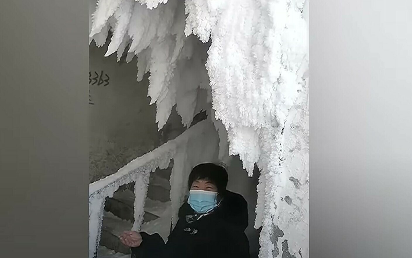 Un întreg bloc din China a fost acoperit de zăpadă și gheață. Un ...