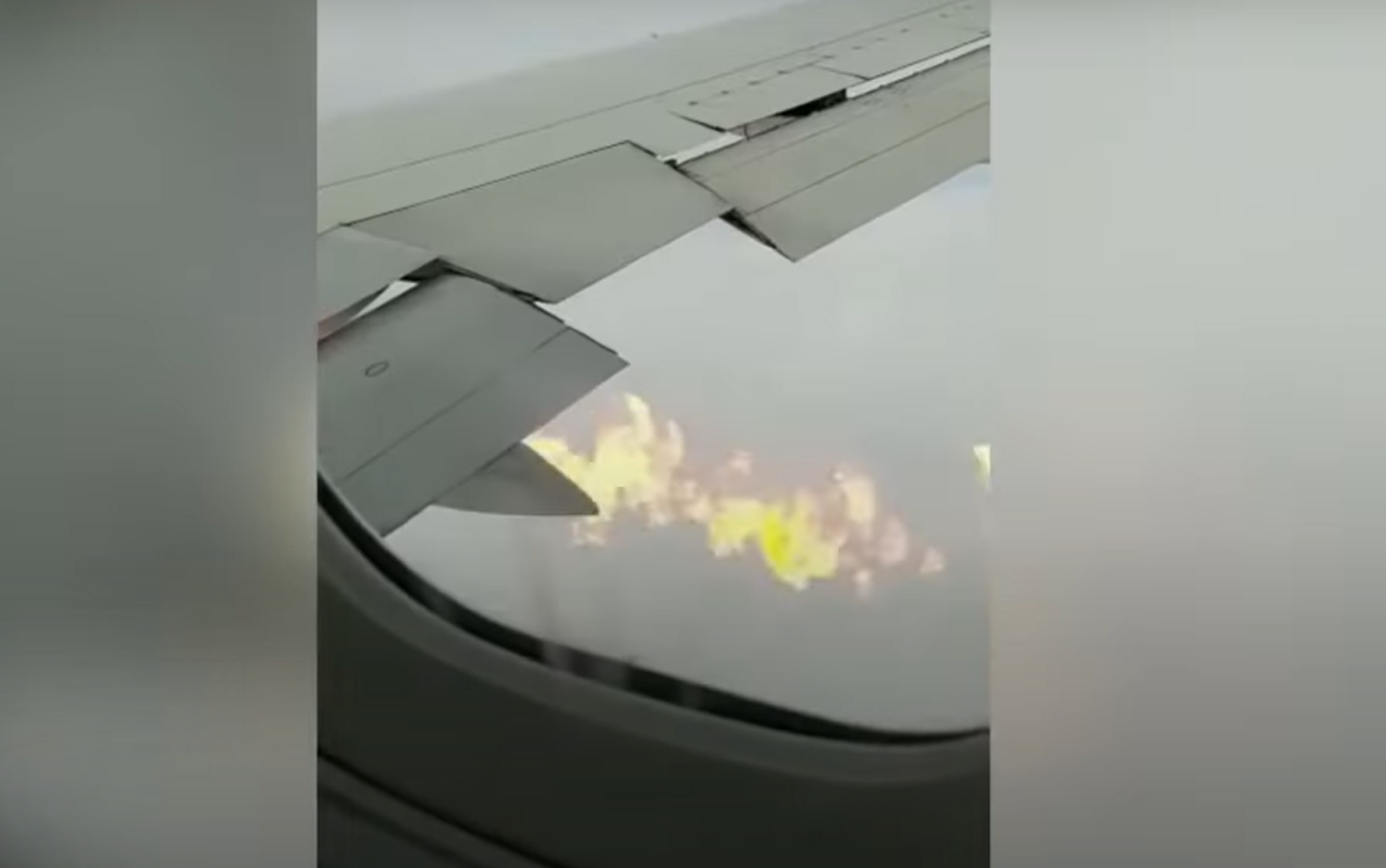 Clipe de panică la bordul unui avion. Aripa a luat foc la scurt timp de ...