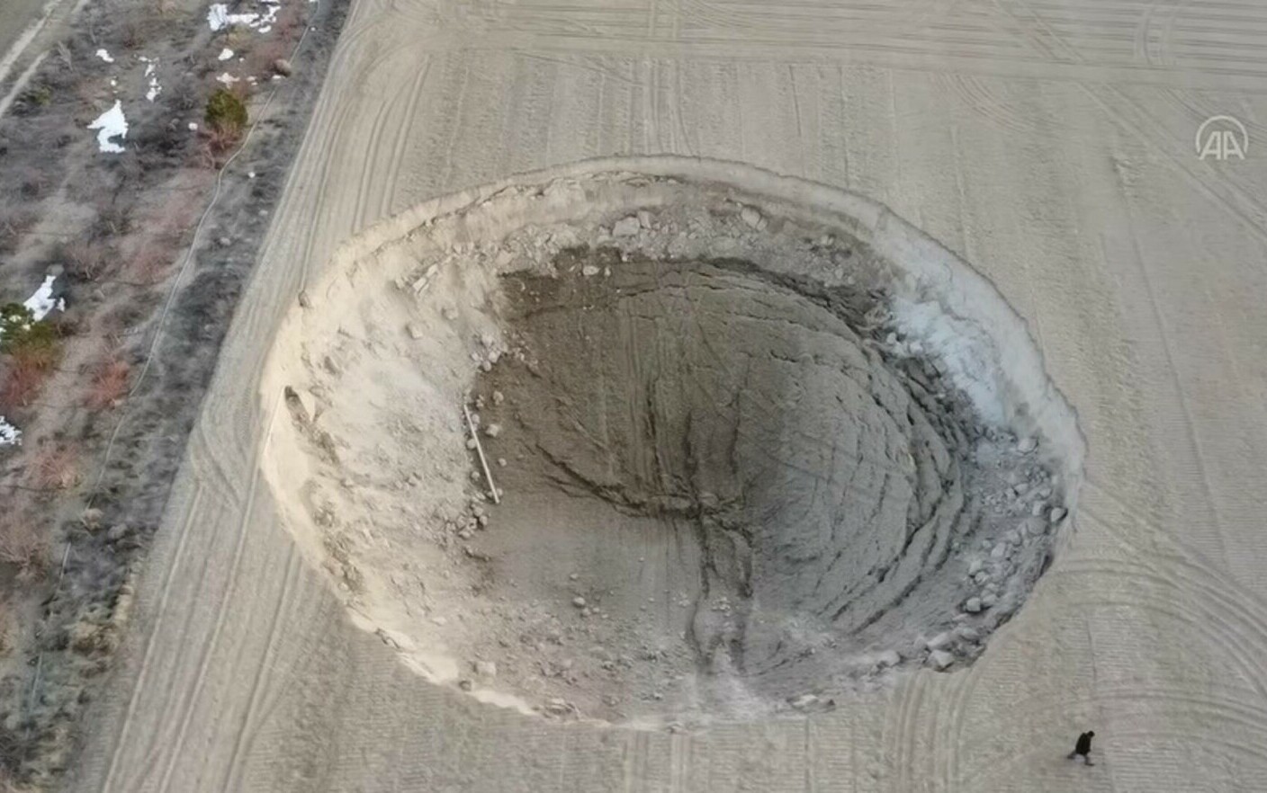 Un crater imens a apărut în Turcia. Are o adâncime de 12-15 metri ...
