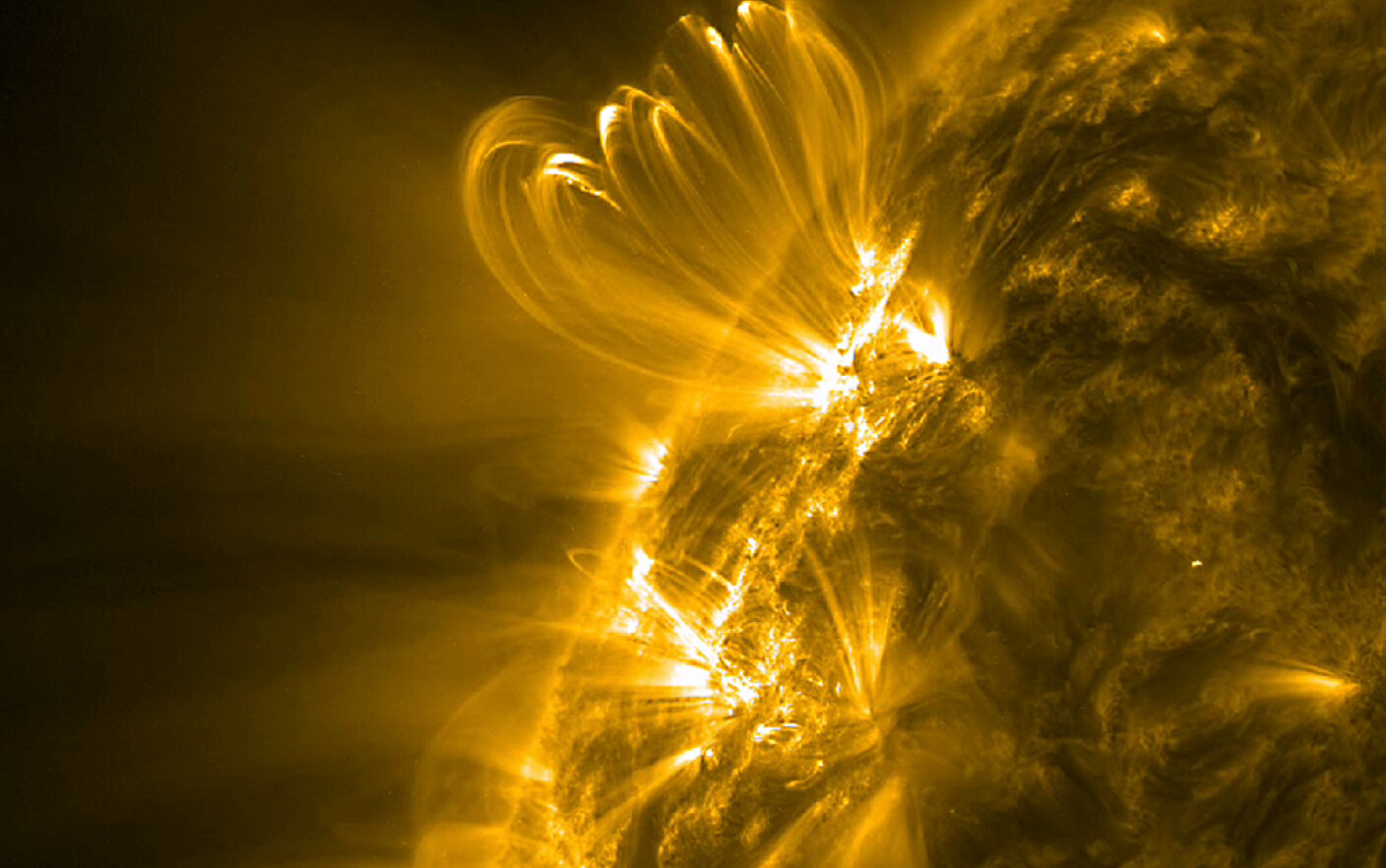 Masa imensa de particule a celei mai mari explozii solare a inceput sa ...