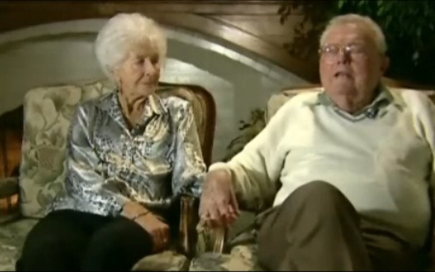 Cu ce s-au trezit la usa doi batrani, dupa 50 de ani: "Cum ar putea sa ...
