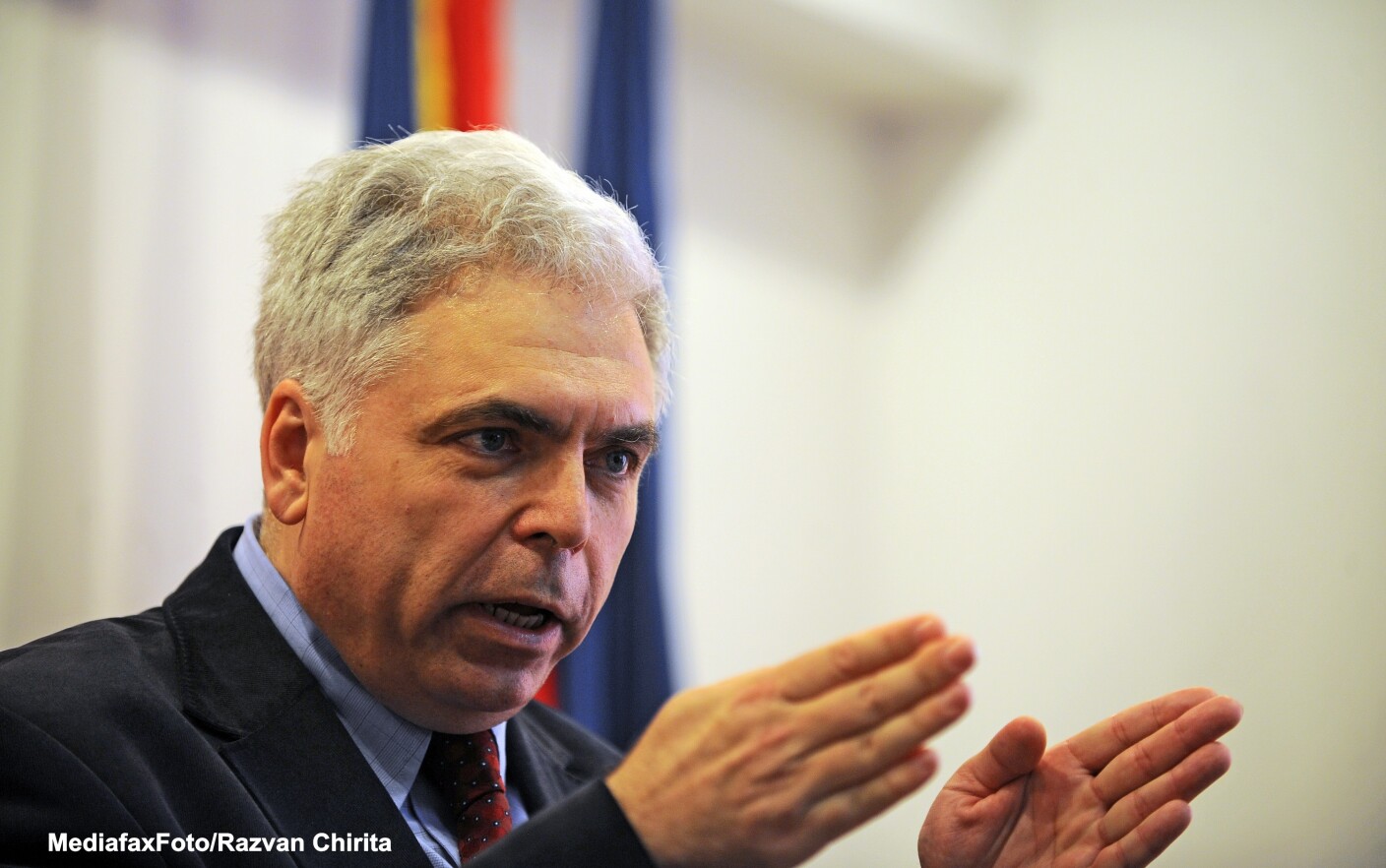 DNA il cerceteaza pe Adrian Severin si pentru prezentarea de documente ...