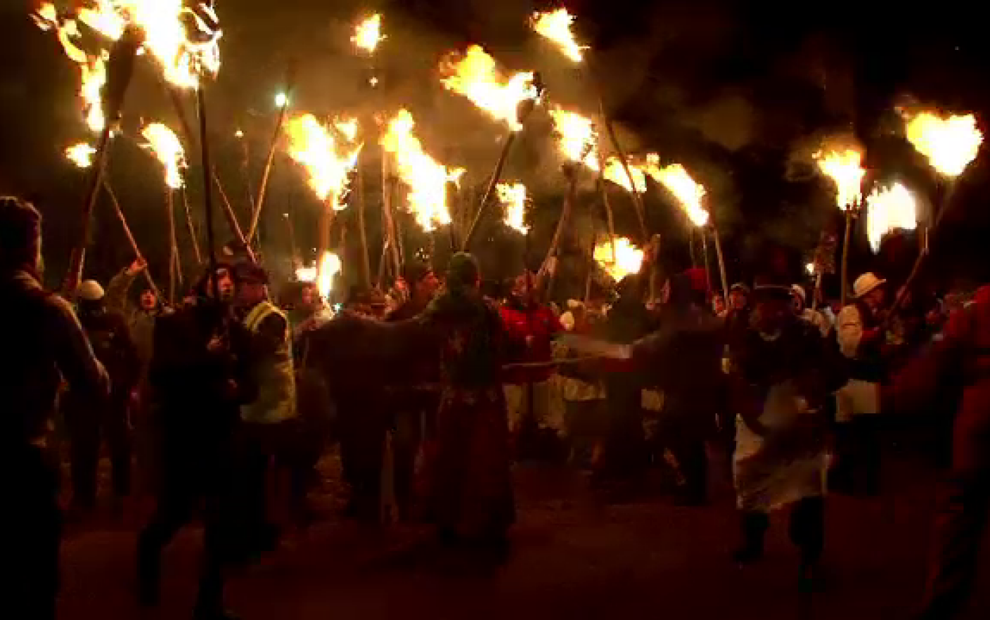 La colindat, insotiti de 100 de jandarmi. "Spartul caprei", traditie ...