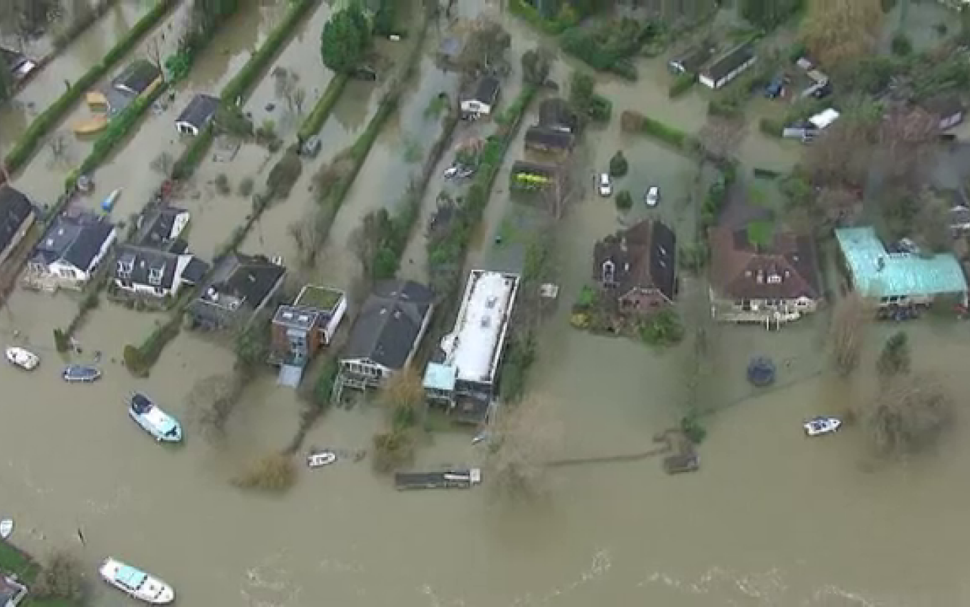 Sute de case inundate si localitati complet izolate. Furtunile si ...