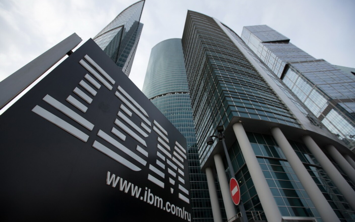 Restructurari masive la IBM. Compania va concedia aproape 26% din ...