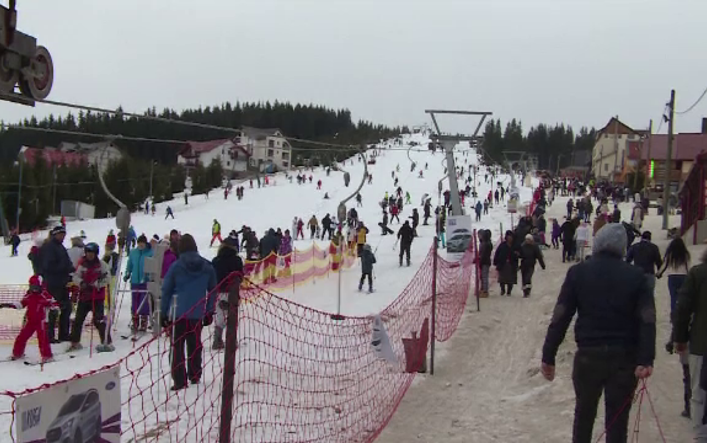 Statiunea preferata a turistilor care au ramas la munte. "Incepe sa fie ...