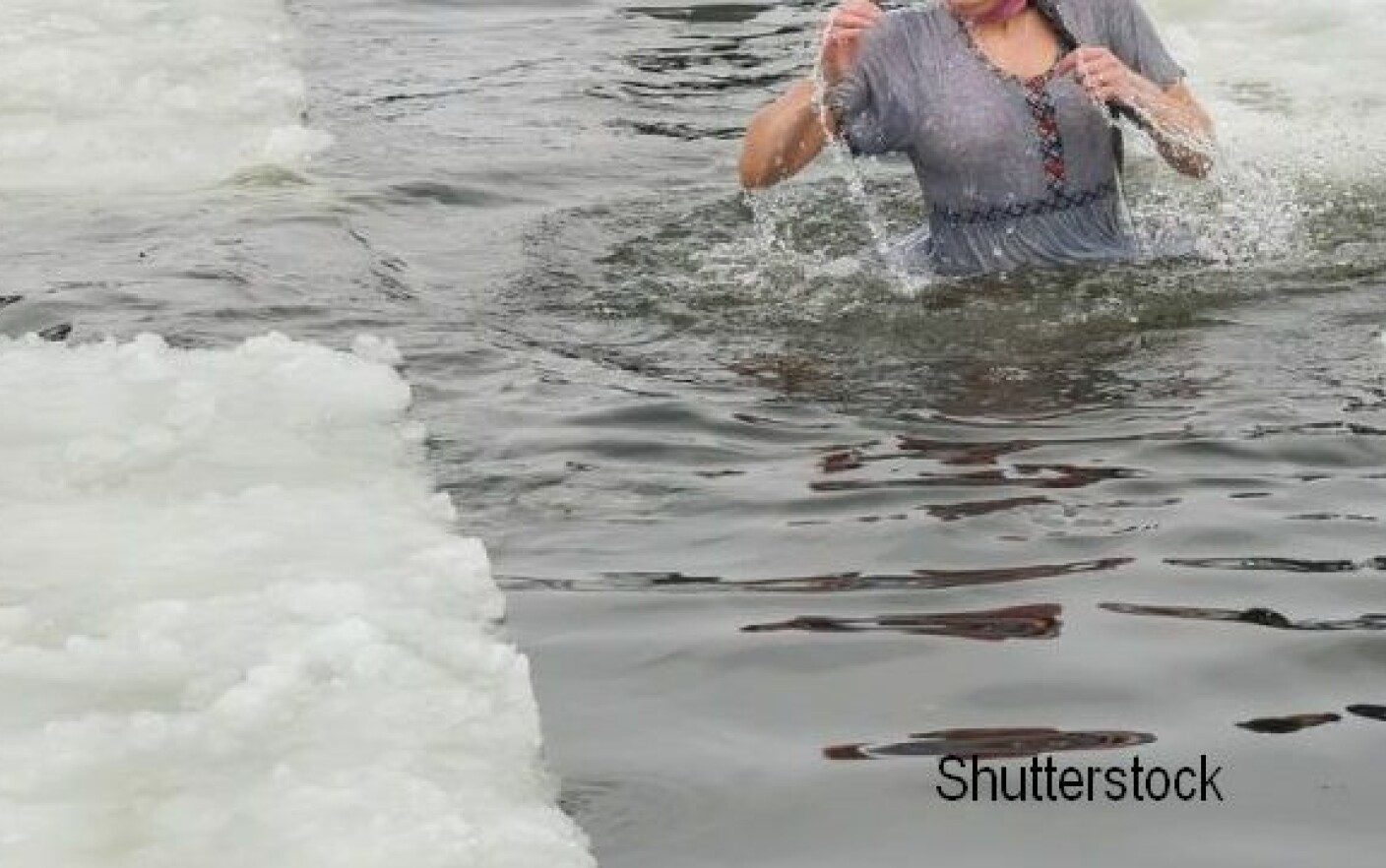 O femeie a sarit intr-un lac inghetat, ca sa isi salveze cainele din ...