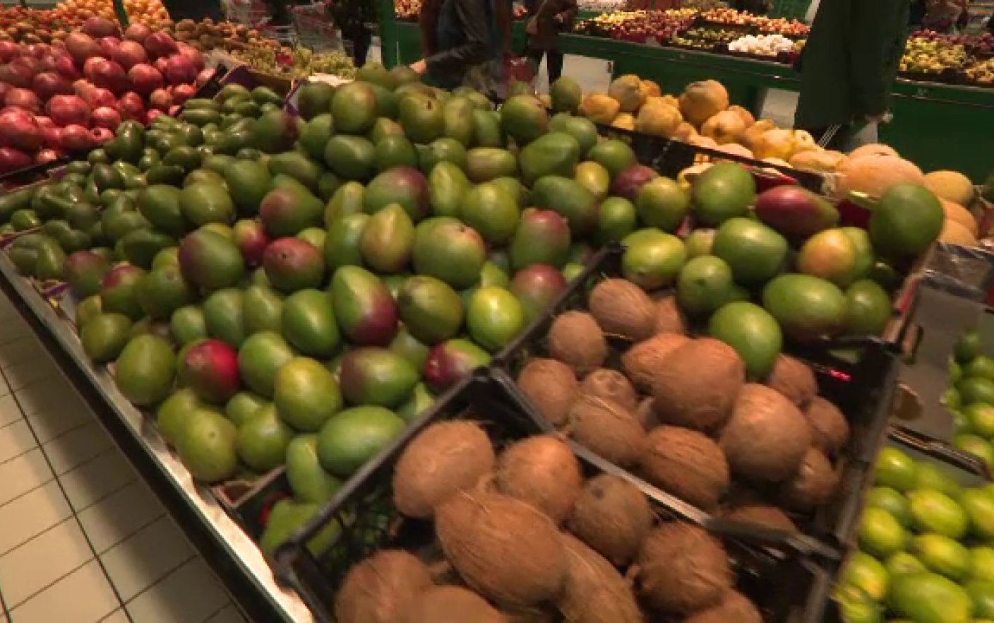 Fructele exotice au întrecut carnea de porc în alimentaţia romanilor ...