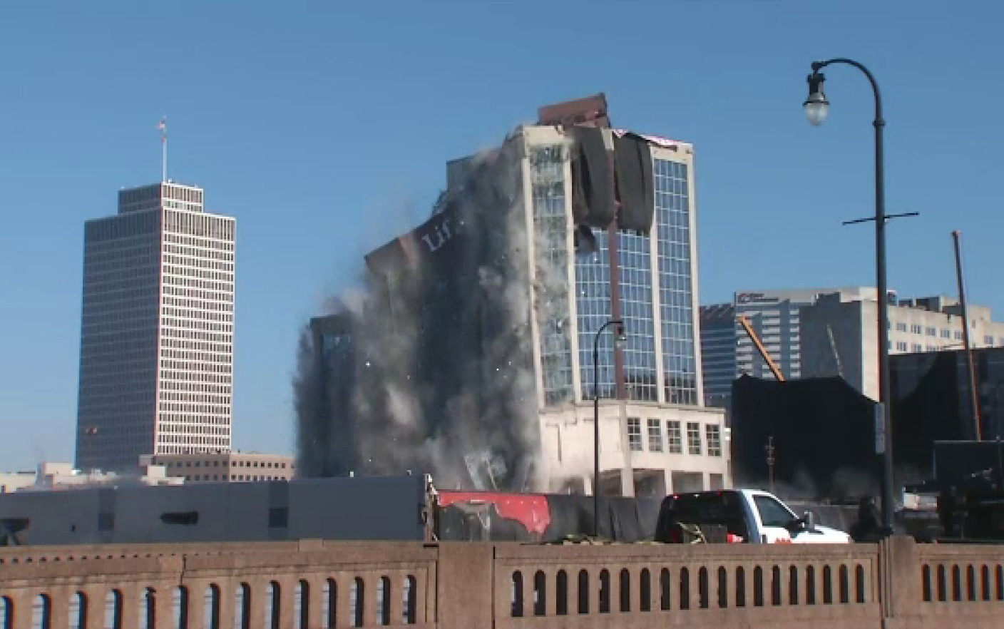 Implozie spectaculoasă în SUA. Turn, distrus cu 270 de kilograme de ...