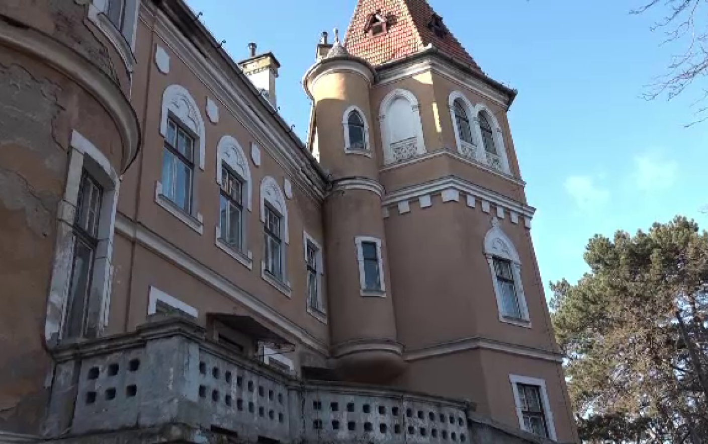 Povestea din spatele unicului castel din România construit pe ...