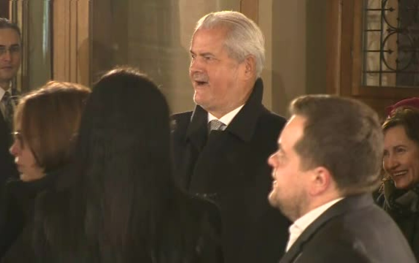 Doi politicieni români închişi pentru corupţie, invitaţi la preluarea ...