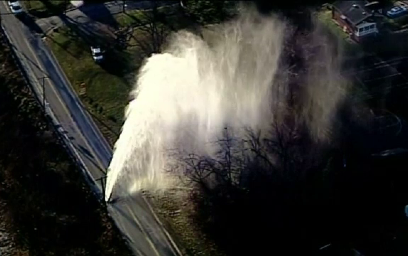 Gheizer artificial, rezultat în urma spargerii unei conducte de apă ...