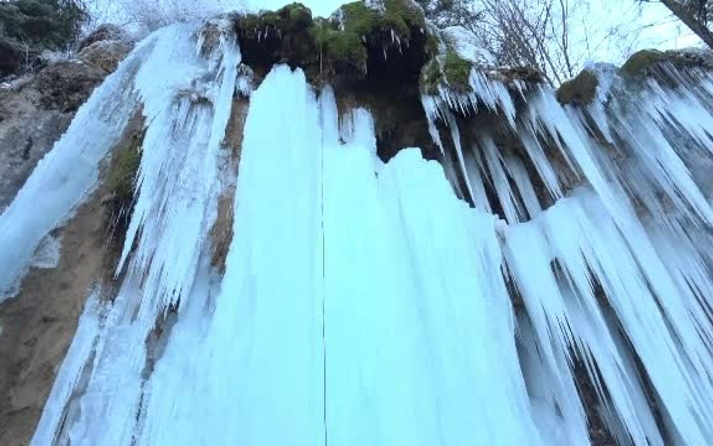 Cascadele înghețate, căutate de turiști în această perioadă. Curajoșii ...