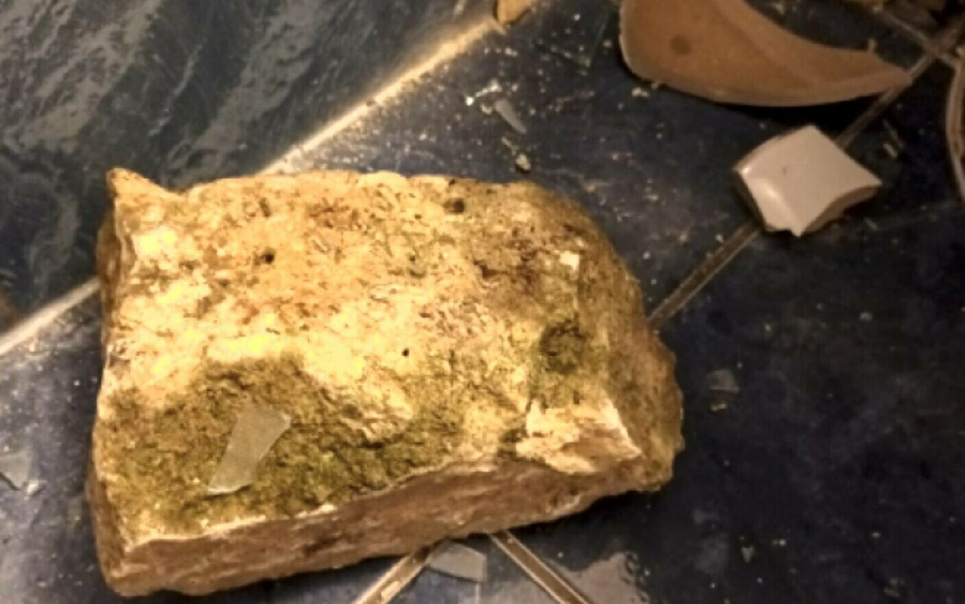 O familie din Constanța s-a trezit cu un bolovan imens în baie. A făcut ...