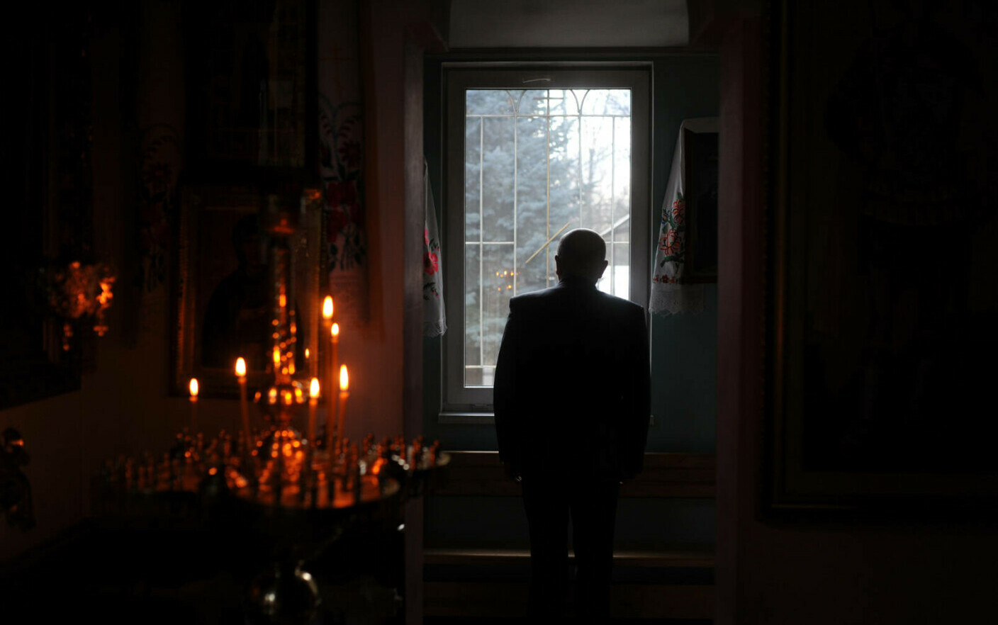 Un preot catolic a murit ars de viu, după ce tâlharii i-au dat foc la ...