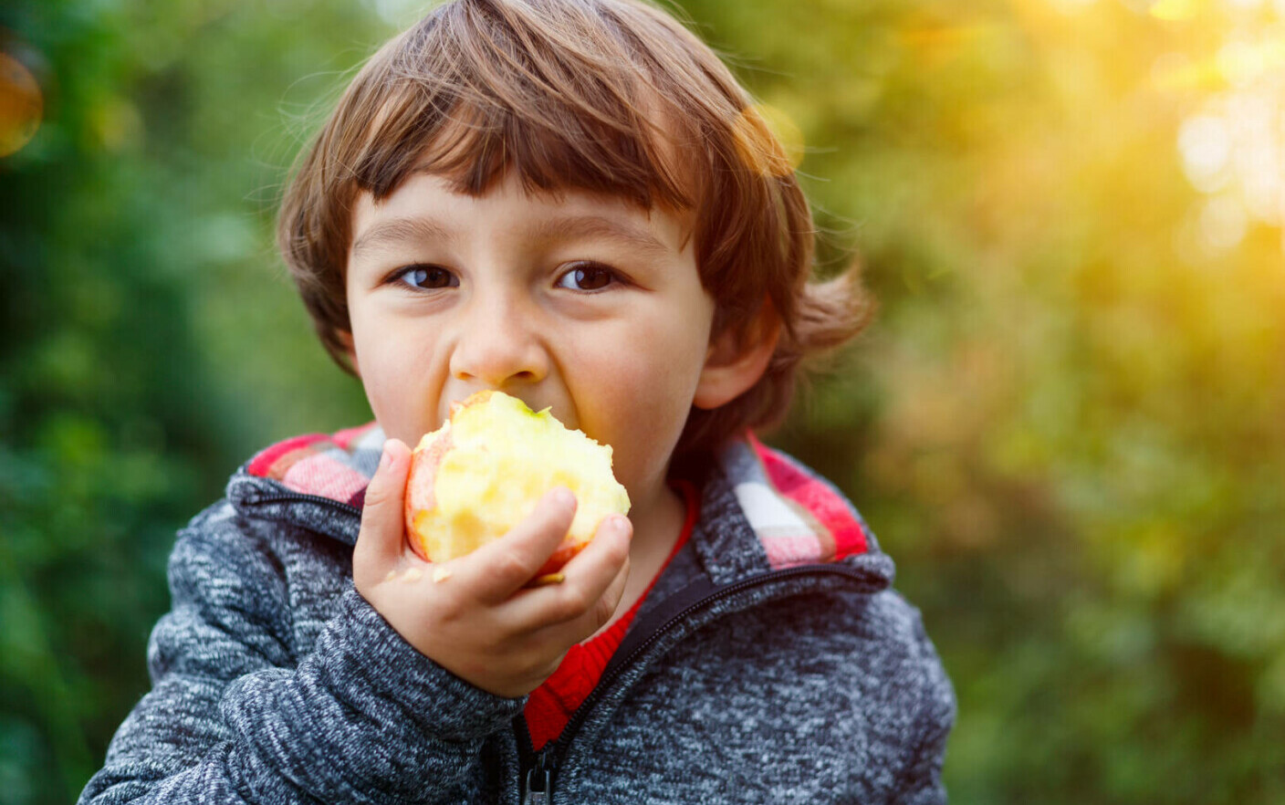 Un copil este în stare critică după ce s-a înecat cu o bucată de măr la ...