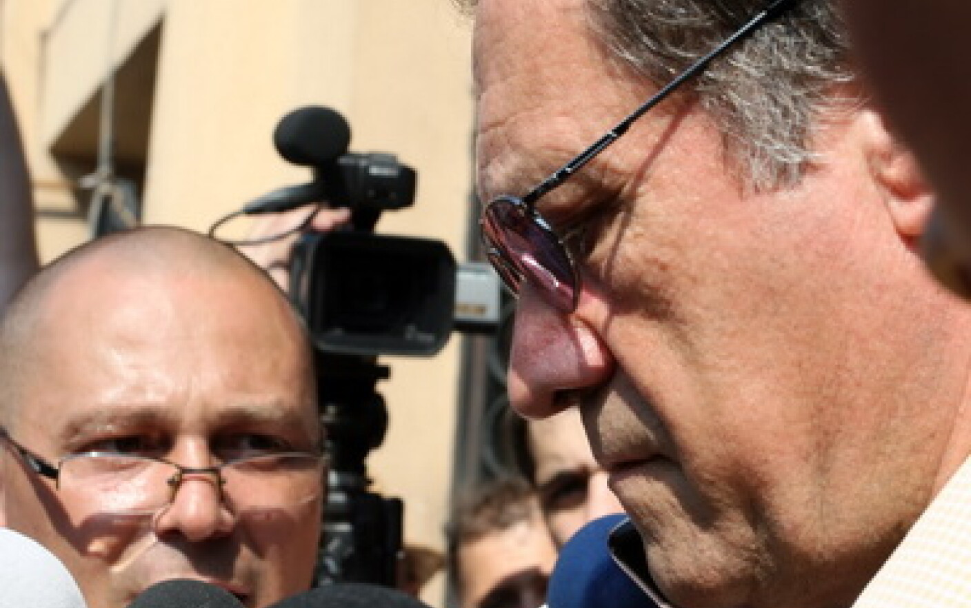 Sotul Zoiei Ceausescu cere in instanta un ceas primit de la fostul ...