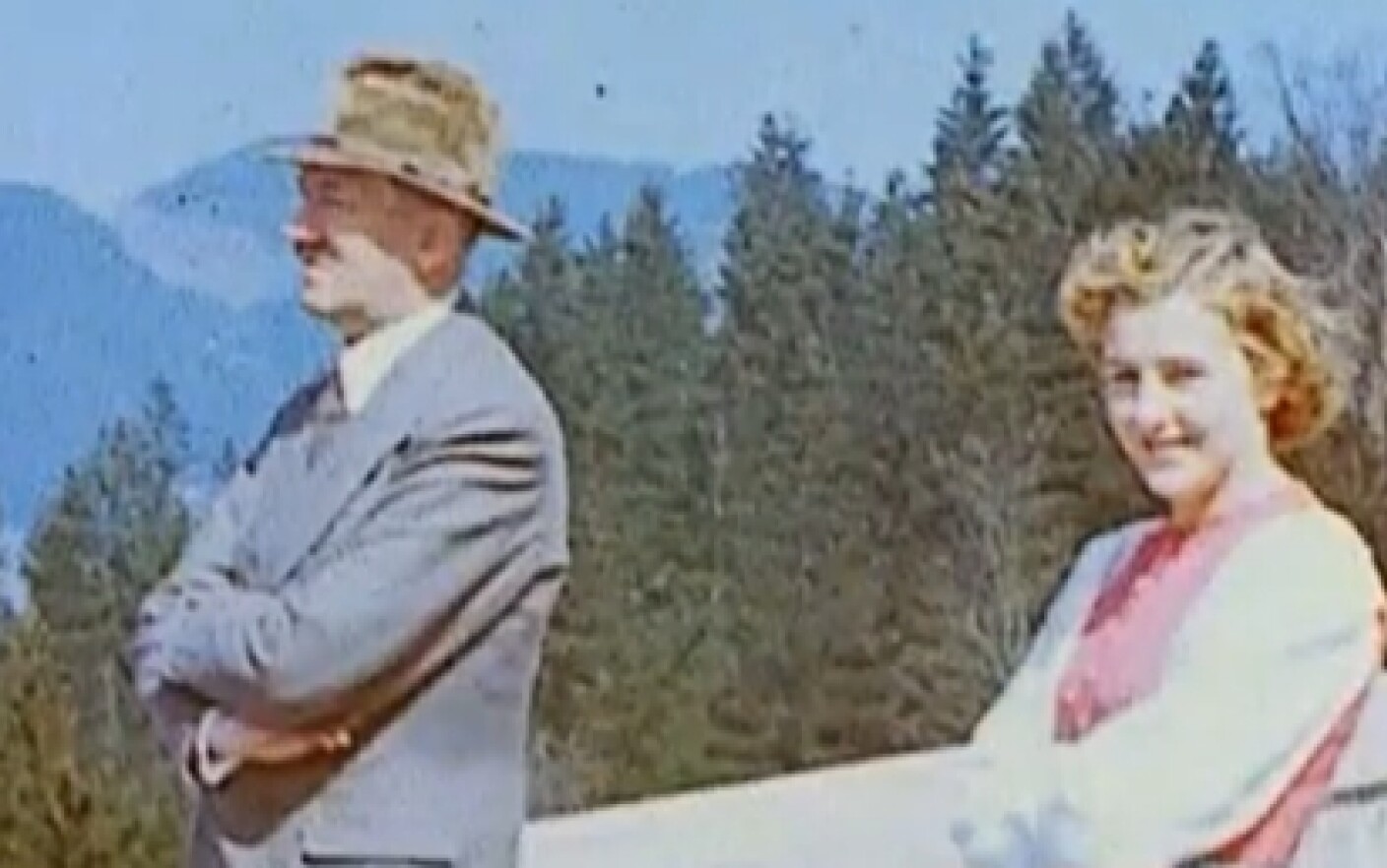 Imagini din intimitatea lui Hitler cu amanta sa, publicate dupa 70 de ...