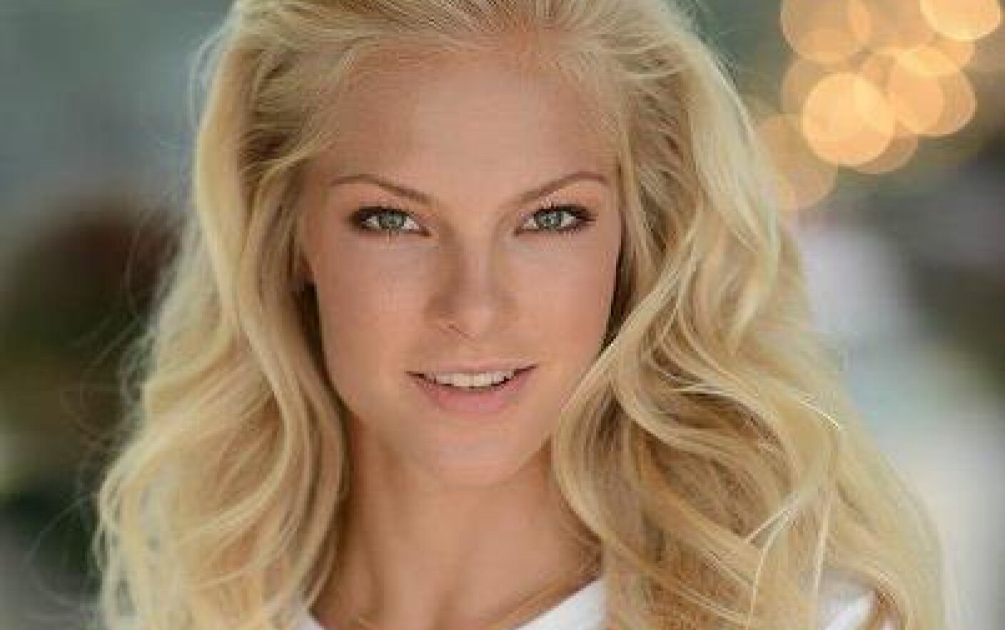 Barbatii, muti de uimire in fata frumusetii ei si uluiti cand afla cu ...