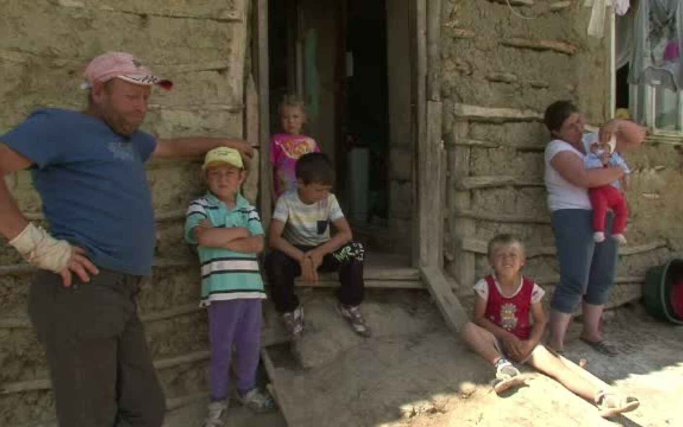 Opt copii din Bacau traiesc intr-un bordei de chirpici. In ciuda ...