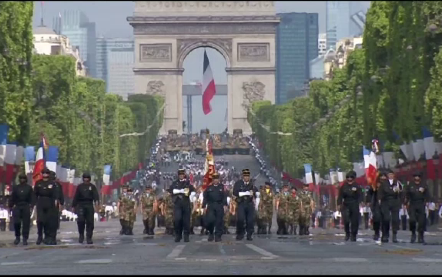 Imagini de la parada de 3,5 milioane de euro, organizata in Paris, de ...