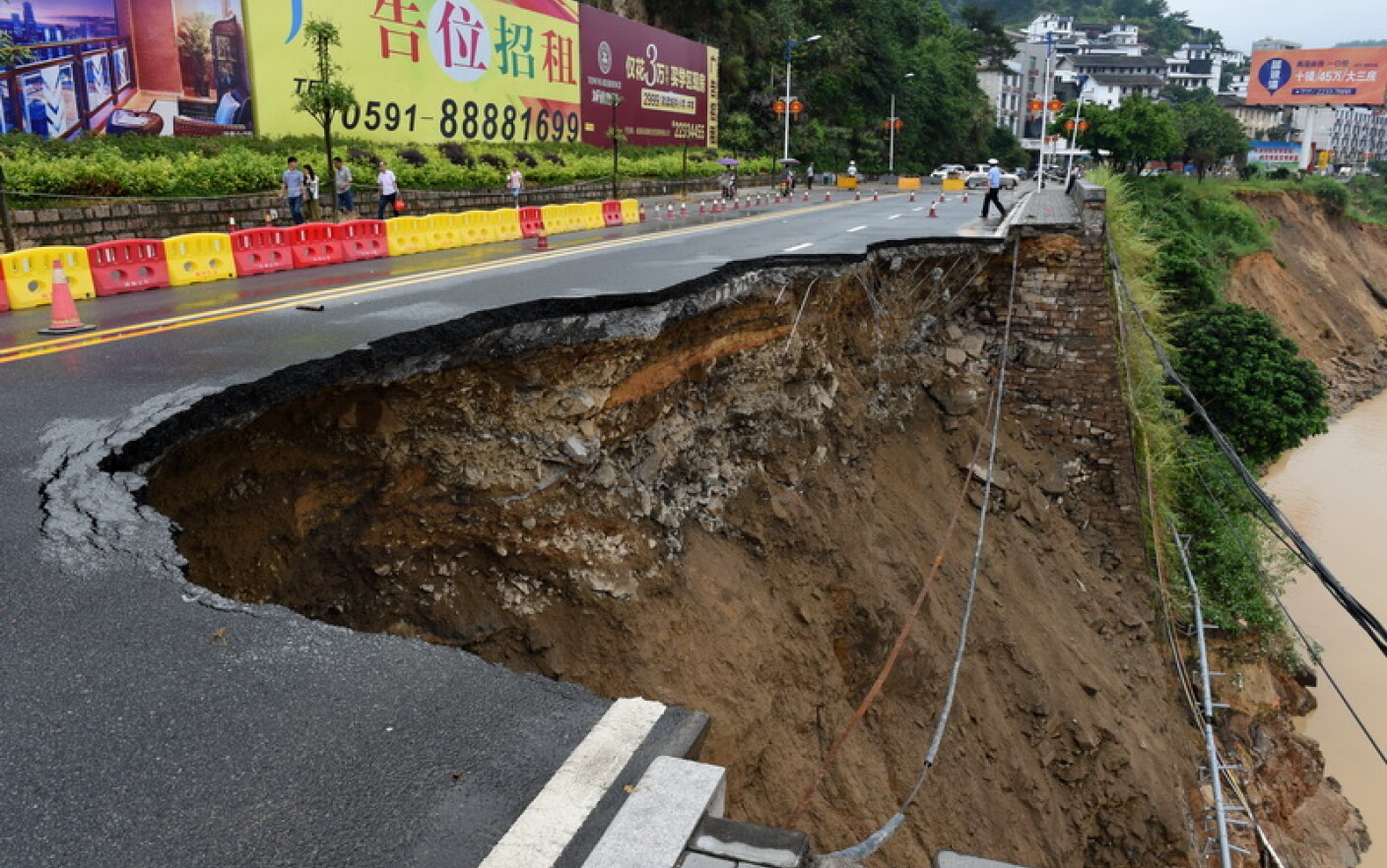 O sosea s-a transformat intr-o prapastie, in urma super taifunului ...