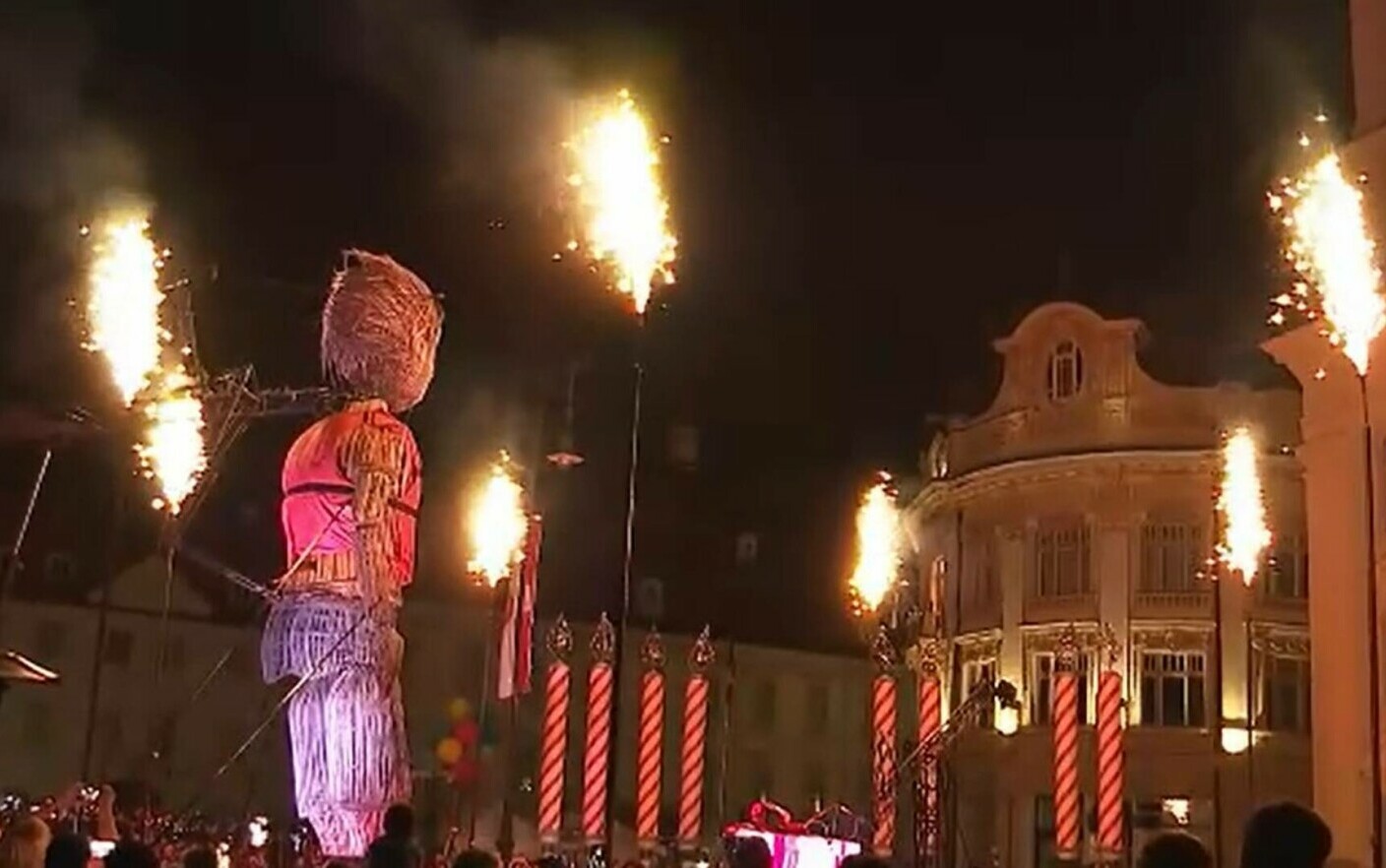 Spectacol fascinant pe străzile din Sibiu, în ultima seară a ...