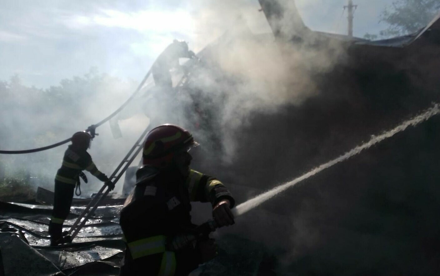 Una dintre cele mai vechi biserici din România, mistuită de flăcări. Ce ...