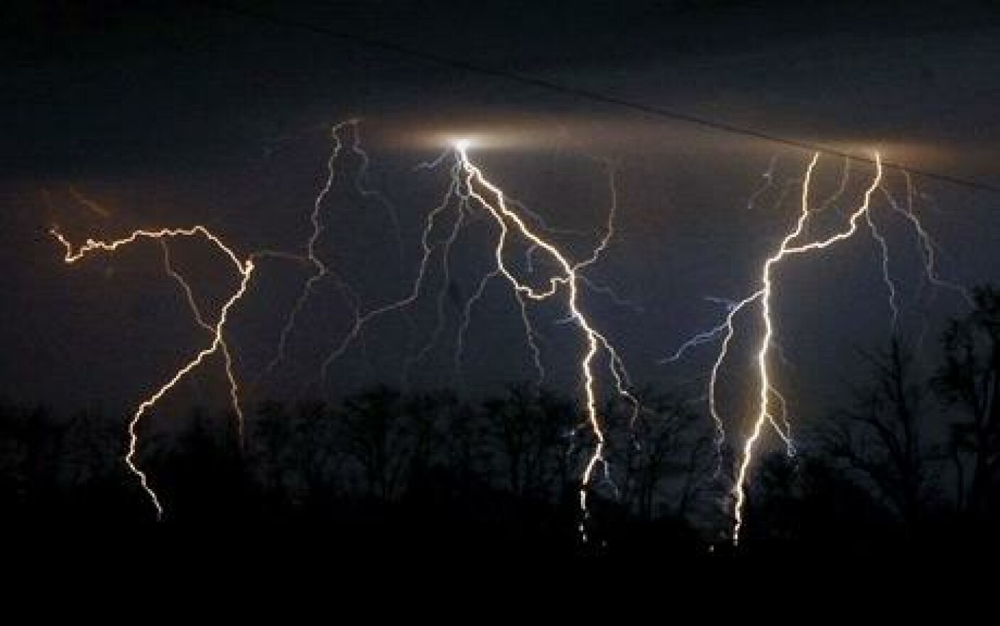 A murit lovita de fulger chiar inainte de a fi ceruta in casatorie ...