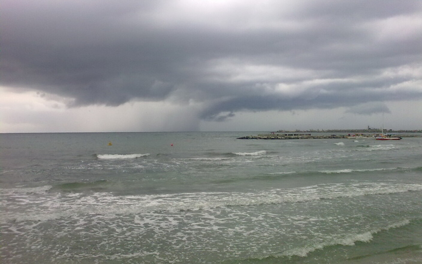Furtuna violenta pe litoral. Turistii au fugit ingroziti de pe plaje ... Furtuna violenta pe litoral. Turistii au fugit ingroziti de pe plaje ...