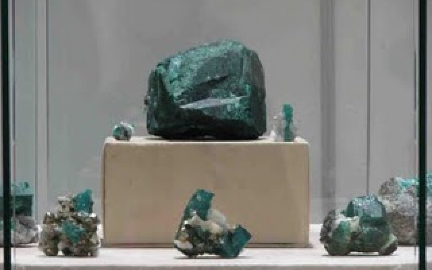 Cel mai pretios smarald din lume. Specialistii nu indraznesc sa-i ...