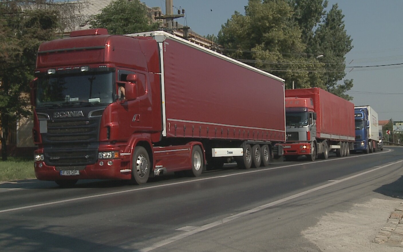 Sute de TIR-uri au creat o coada de trei kilometri la vama Bors.In ...