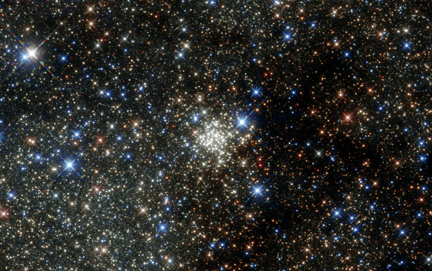 Hubble a fotografiat cea mai mare aglomerare de stele din Calea Lactee ...