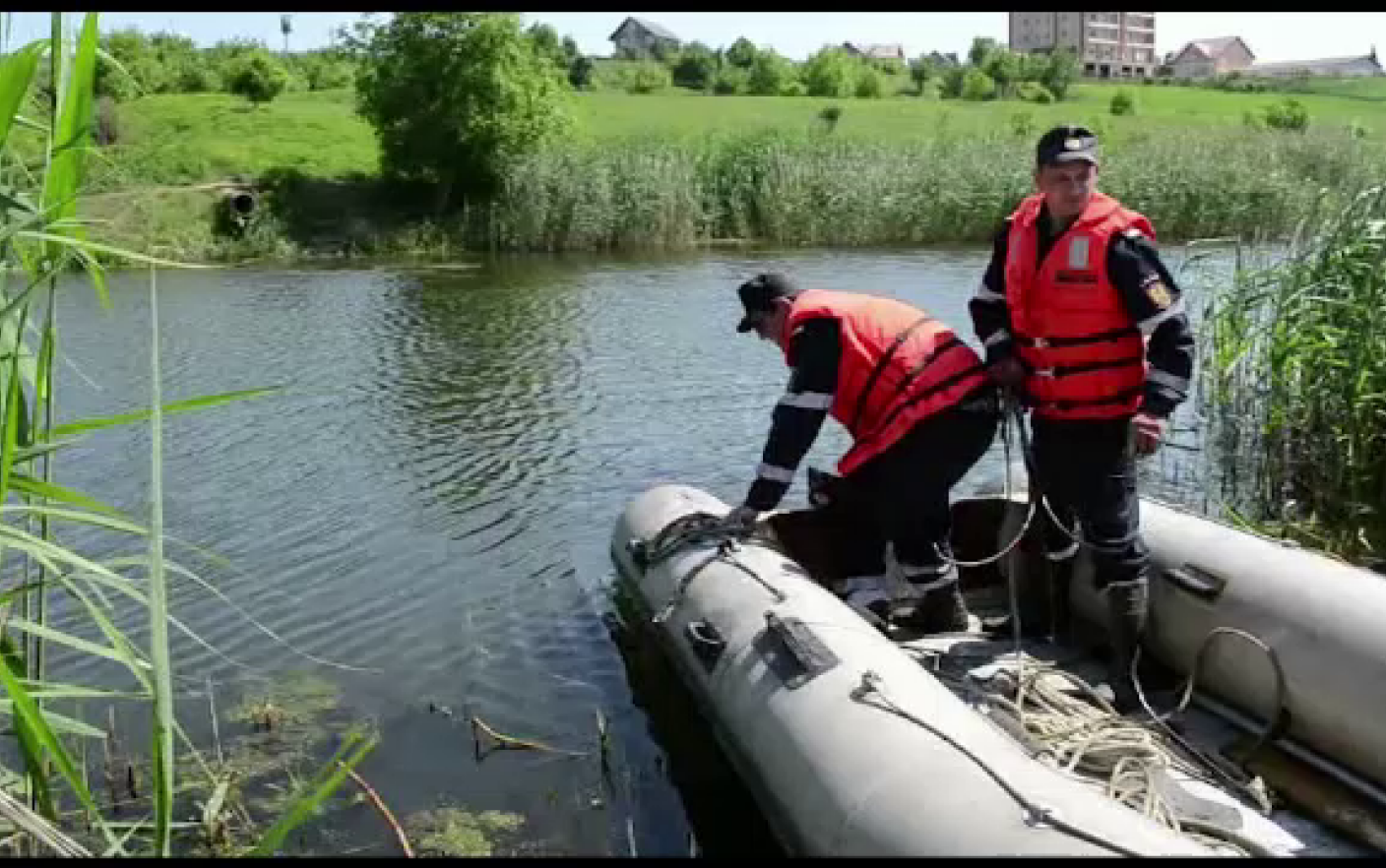 Un tanar s-a aruncat in raul Siret pentru a-si salva prietenul. Cei doi ...