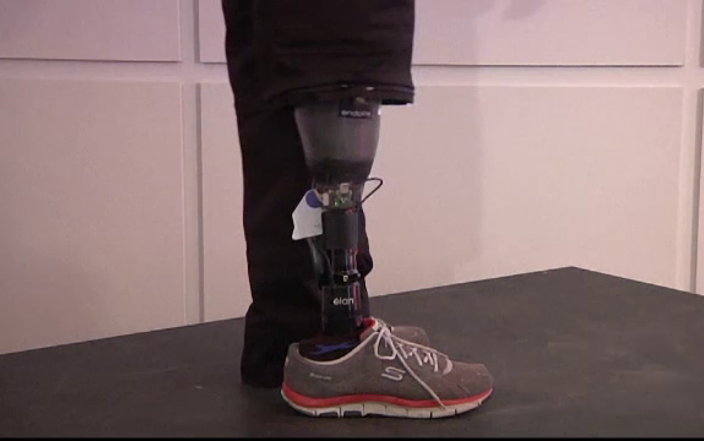 O proteza inteligenta le reda simtul tactil celor fara picioare: "E ...