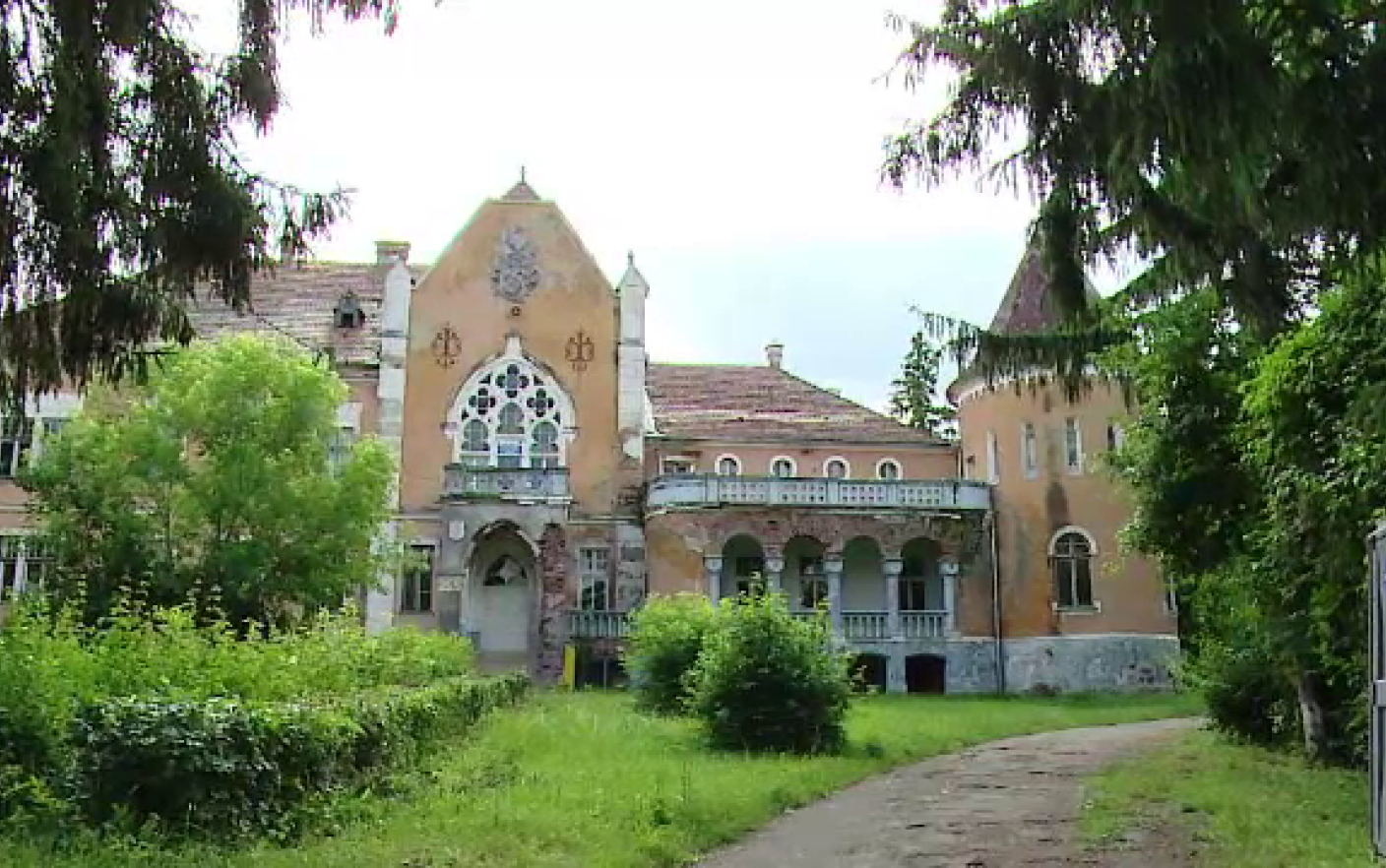 Are 365 de ferestre, 52 de camere si 7 terase. Povestea Castelului ...