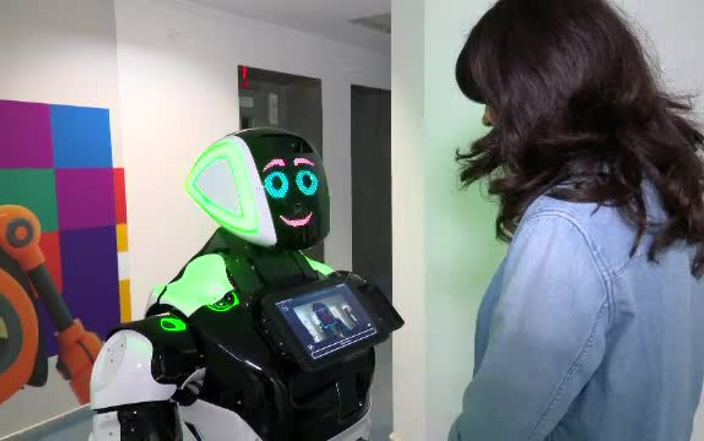 Primul robot care va lucra într-o clădire din București. Ce știe E-5CU ...