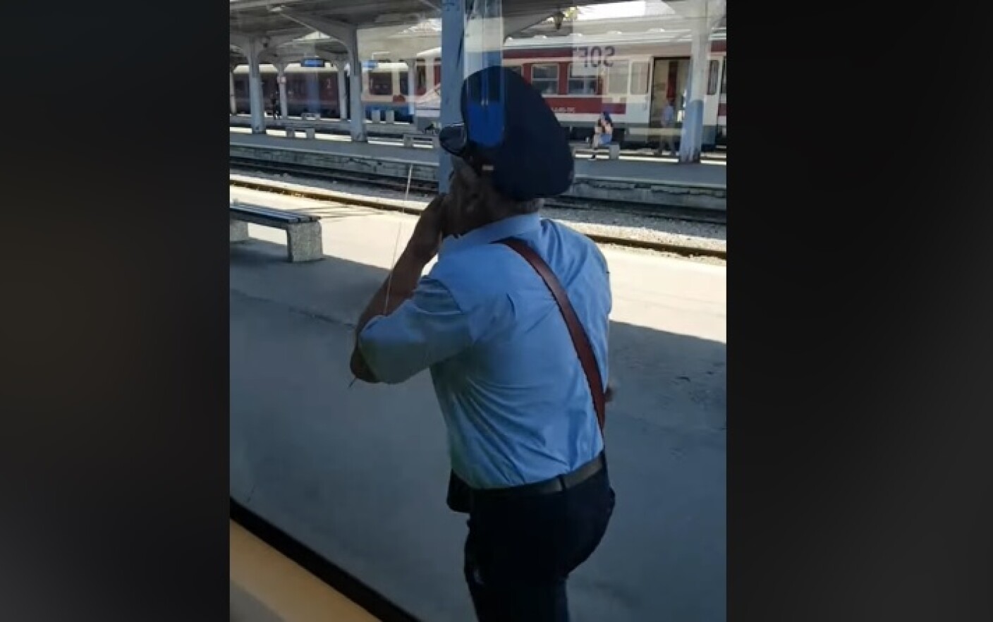 ”Nașul” unui tren a fost uitat pe peron, Gara de Nord. Un călător a ...