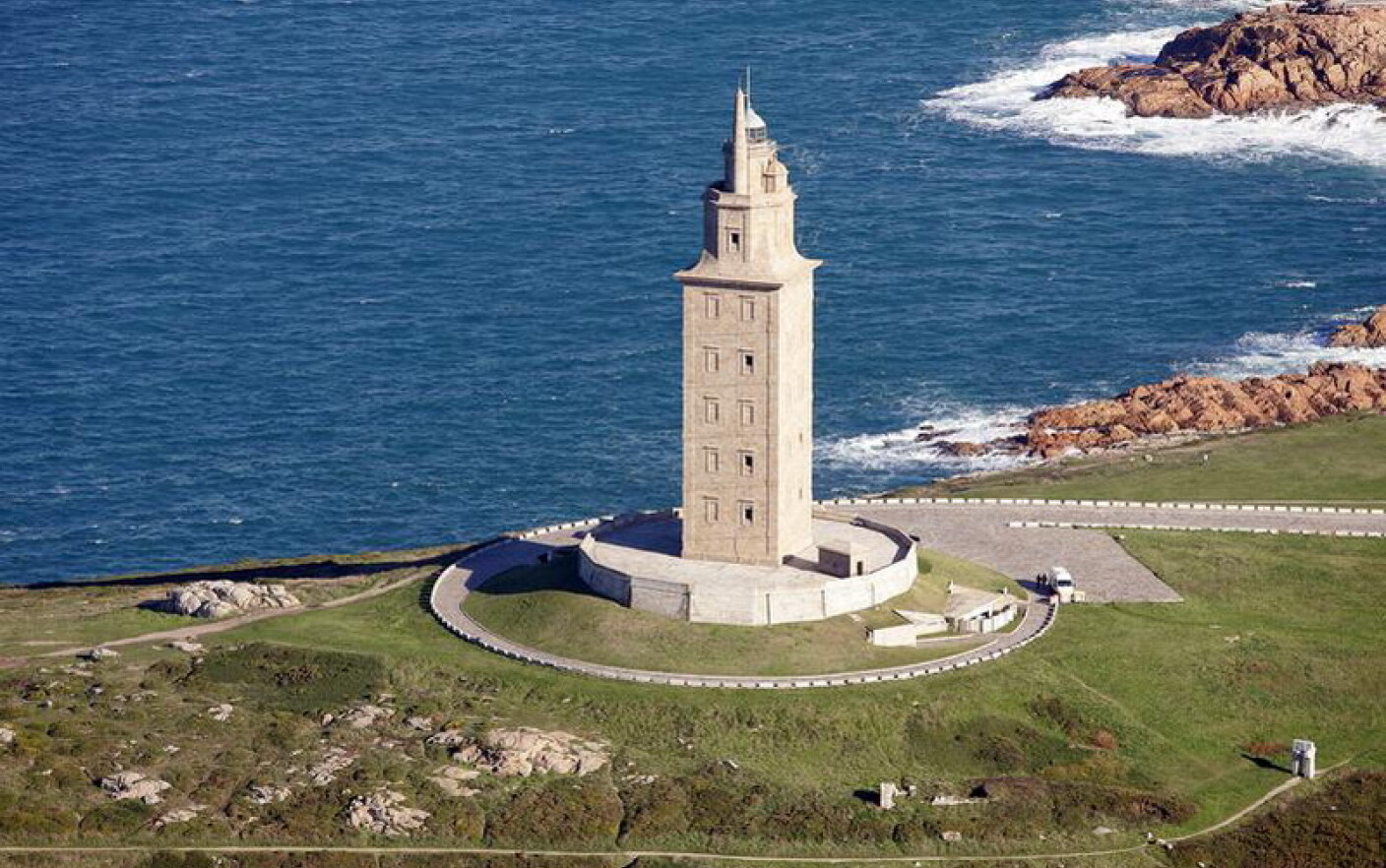 Turnul lui Hercule, singurul far roman care mai functioneaza ...