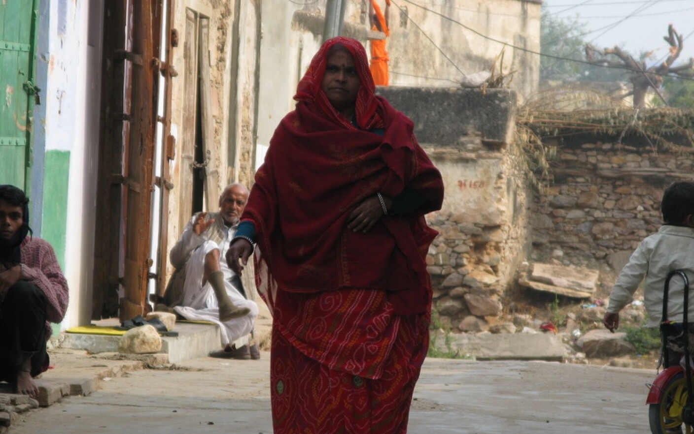 Tragedie in India! O cladire de 4 etaje s-a prabusit! 65 de oameni ...