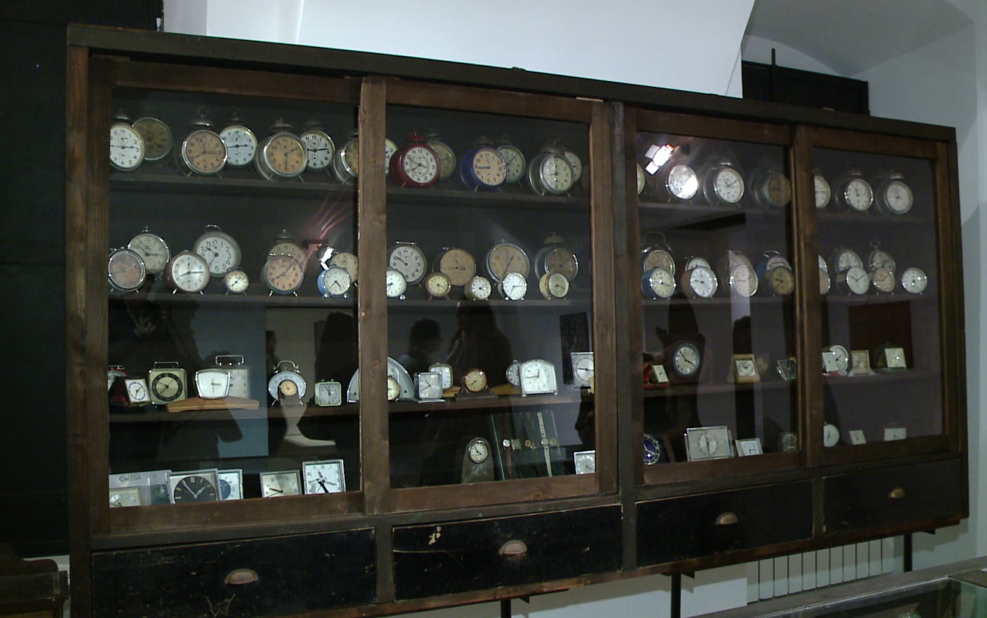 Vezi o colectie impresionanta de ceasuri vechi,din atelierul celui mai ...