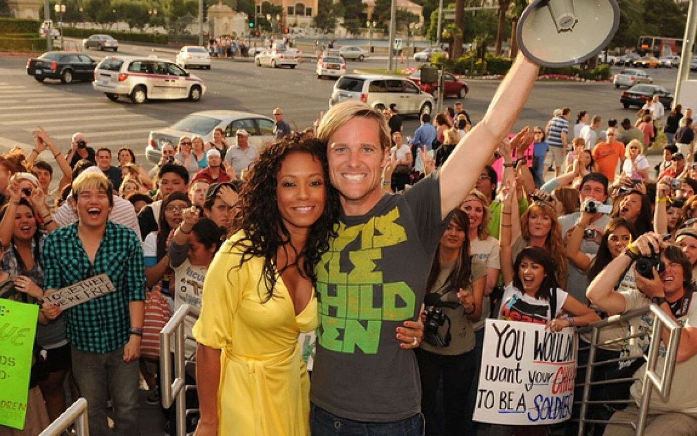 Initiatorul campaniei KONY 2012 a cedat nervos. A fost arestat pentru ...